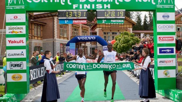 Cortina-Toblach: Kenianer Biwott und Bil laufen gemeinsam durchs Ziel ...